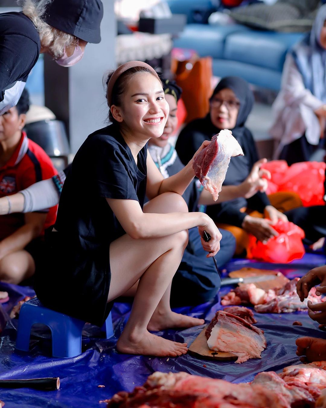 Cantiknya Tukang Daging dari Depok Saat Motong Daging Kurban - JafarBua