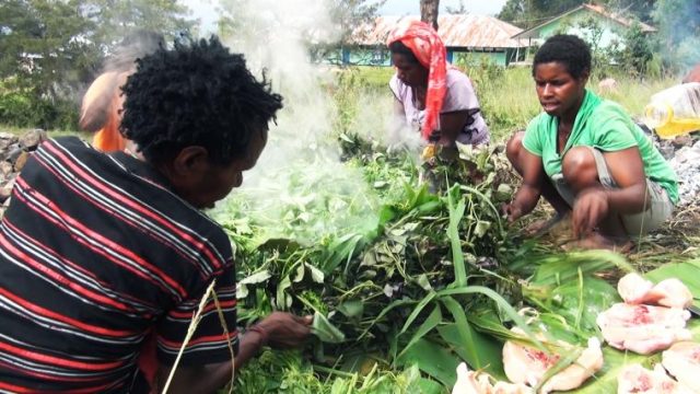 Tradisi Bakar Batu Muslim Papua; Memelihara Tradisi, Menjaga Akidah ...