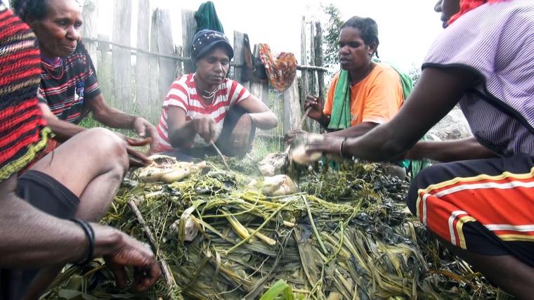 Tradisi Bakar Batu Muslim Papua; Memelihara Tradisi, Menjaga Akidah ...